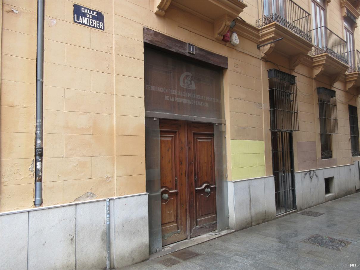 Fachada a la calle Landerer