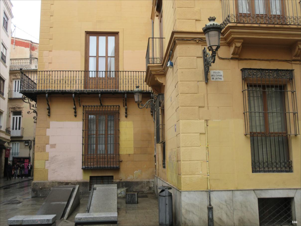 Fachada a la plaza del conde de Buñol