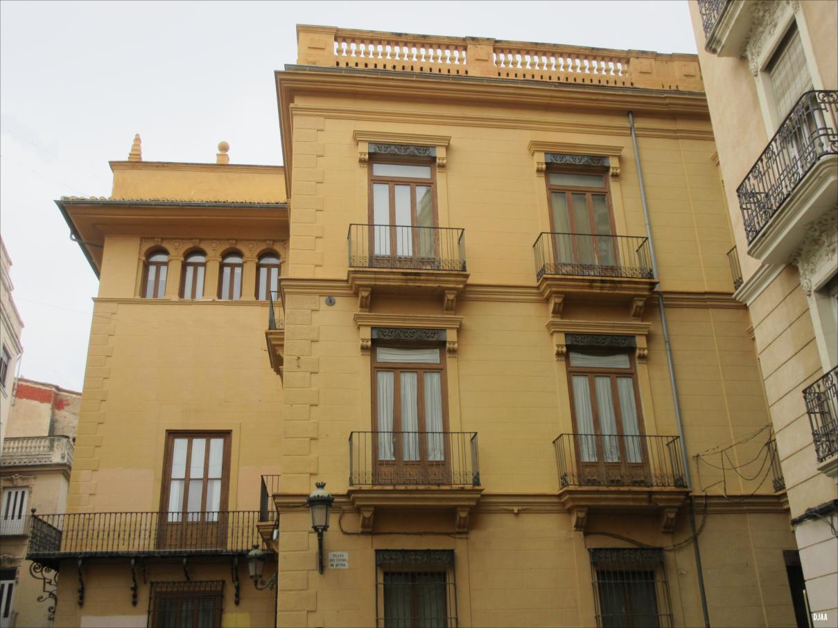Fachada a la plaza del conde de Buñol
