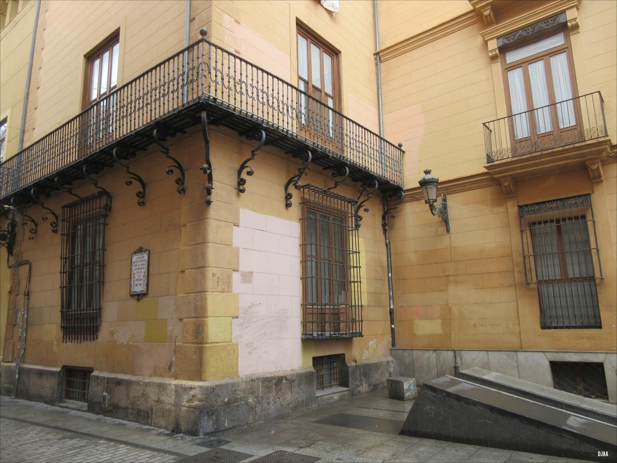 Fachada a la plaza del conde de Buñol